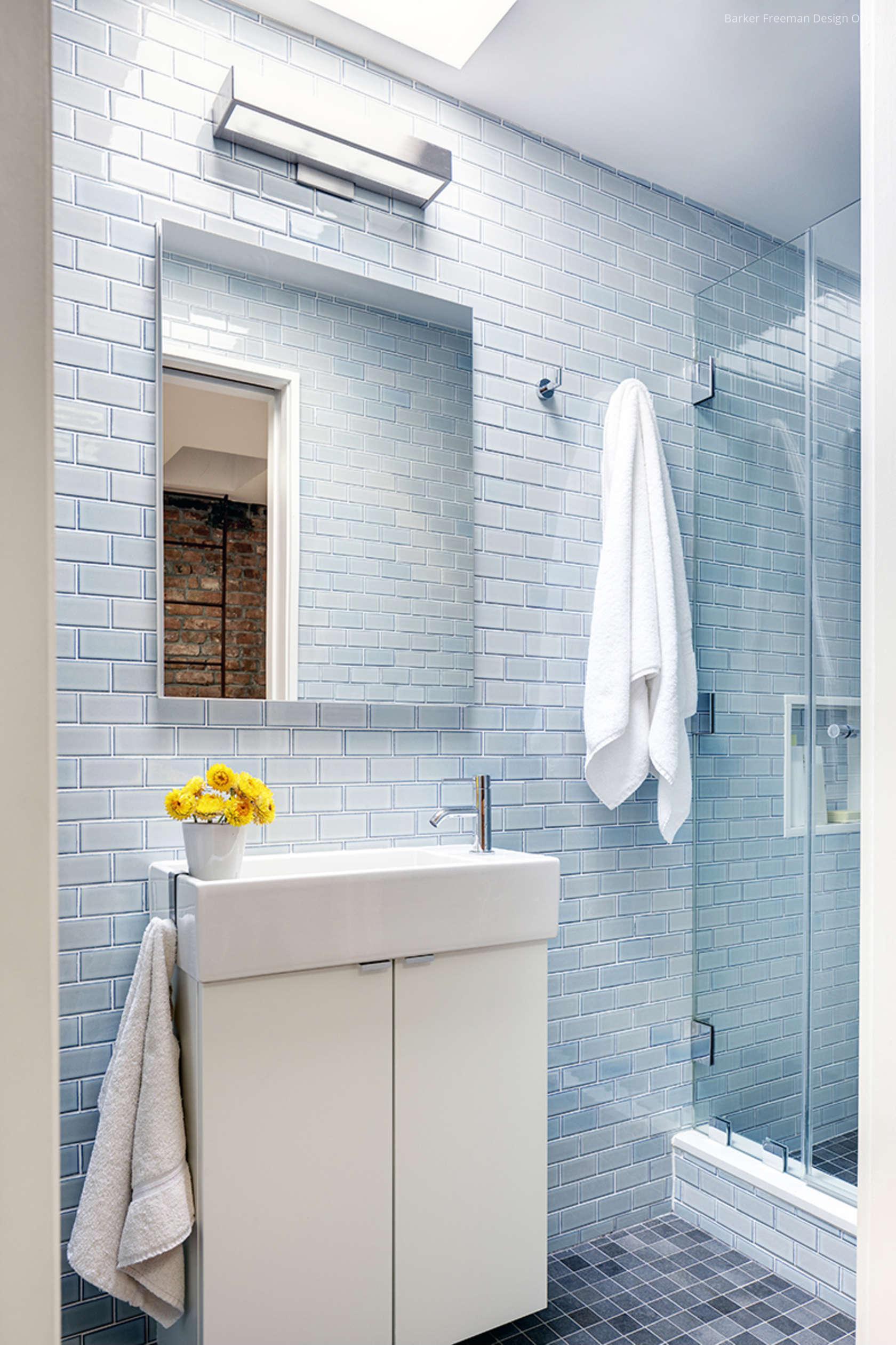 Kék csempe a fürdőben - HOMEINFO.hu