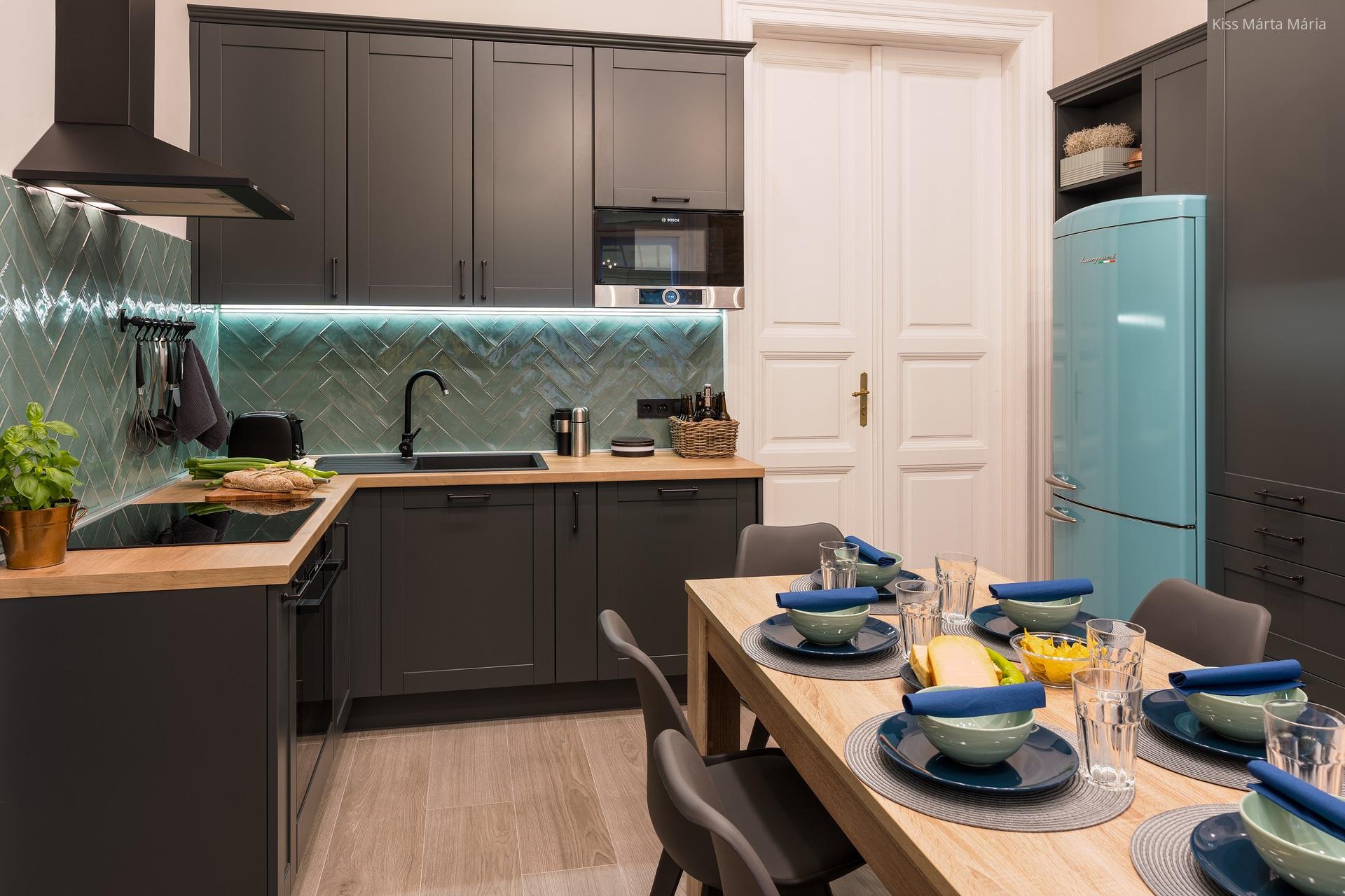 Belvárosi lakás étkező-konyhája méretre gyártott antracit szürke ...